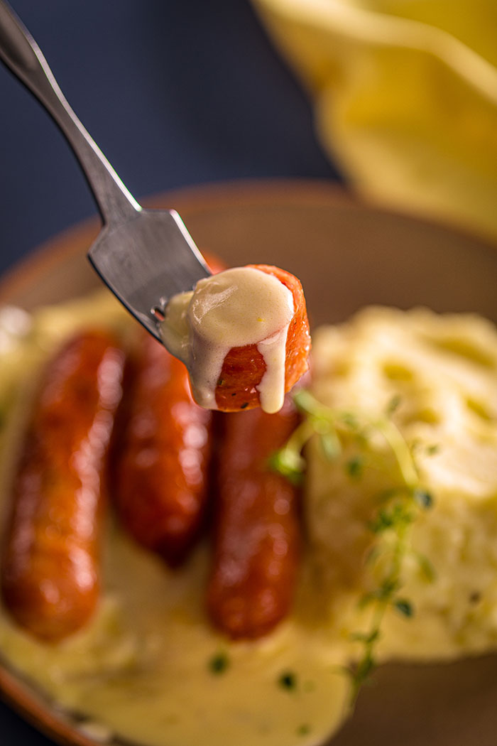 Chorizo de pollo a la crema de limón amarillo con puré de papas